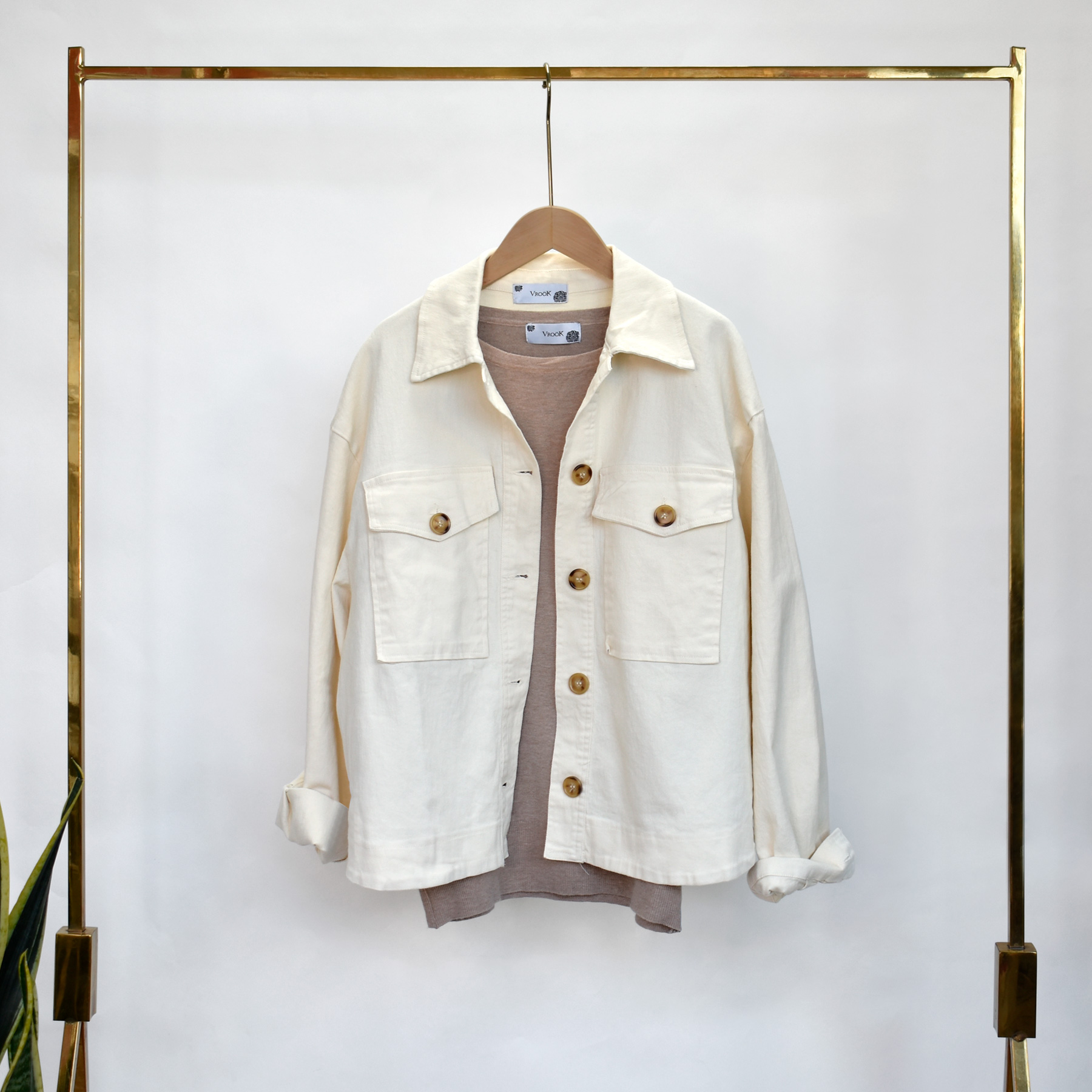 Sobre Camisa en Gabardina con Cuello Camisero y Bolsillos Frontales ...